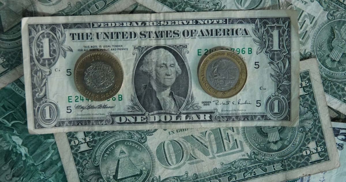 ECONOMÍA | Dólar baja a 18 pesos y marca su precio más bajo del año